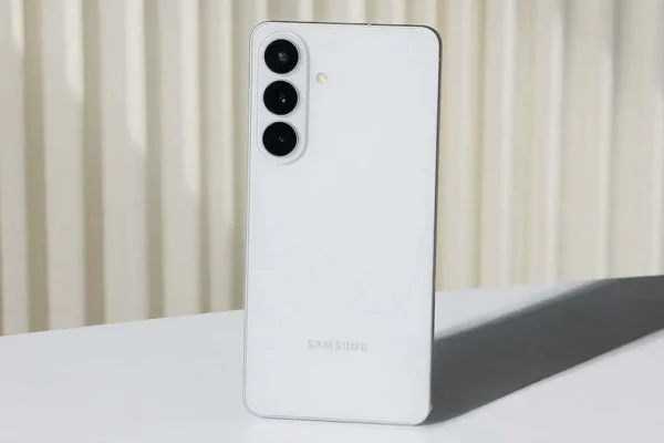 Samsung Galaxy S26 Ultra : un écran incurvé et un nouveau S Pen pour 2026